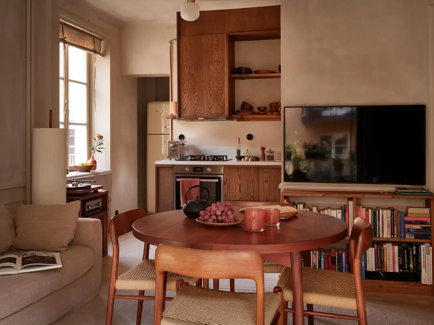 Klein appartement van 30m² met een stijlvol interieur: beige limewash ...